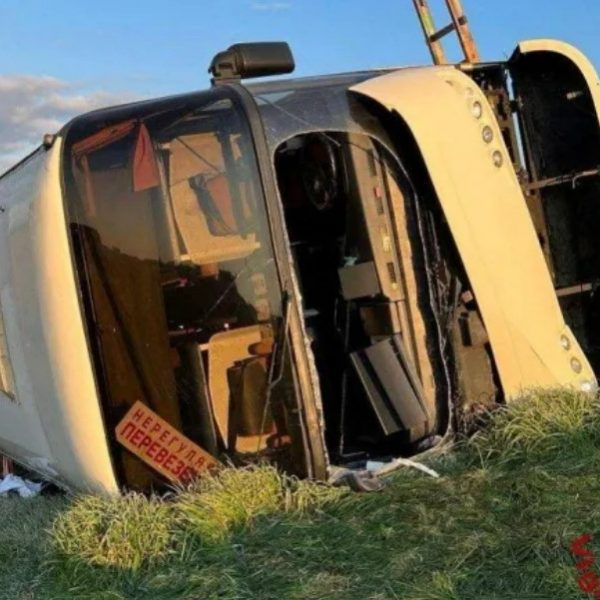 School bus overturns after being hit: 14 children injured - Italy News