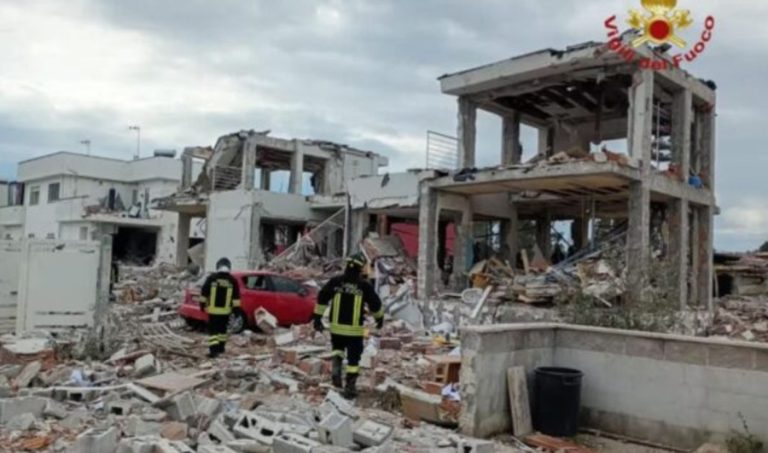 Explosion in Rome causes building to collapse - Italy News